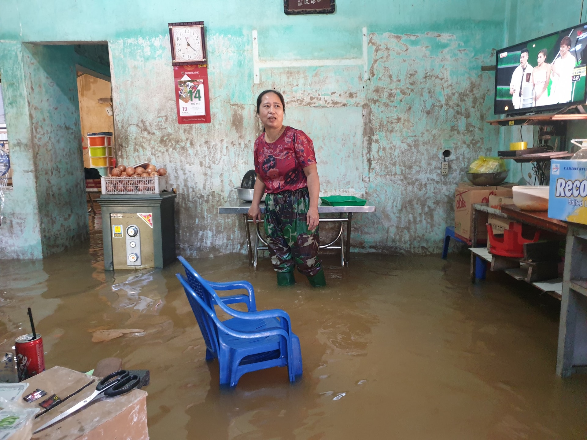 Nước ngập mênh mông, người dân vùng “rốn lũ” Quảng Bình lo ngại lũ chồng lũ