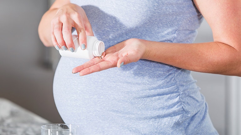 Phụ nữ mang thai bị đau đầu, sốt, dùng thuốc paracetamol cần lưu ý gì?