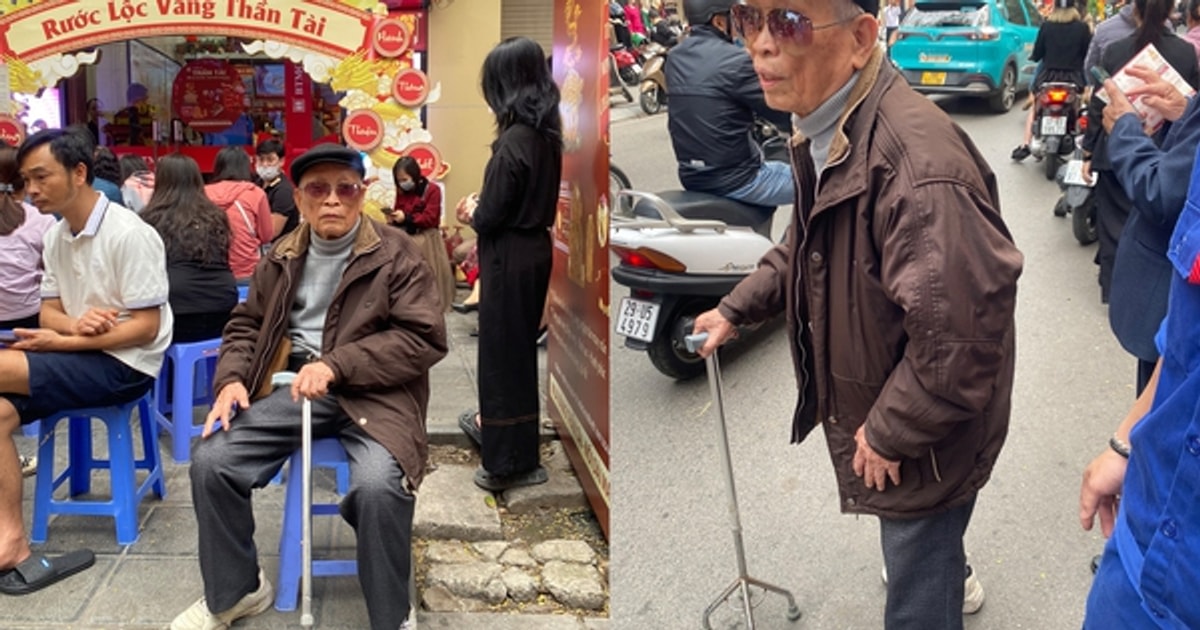 Cụ ông 95 tuổi, chống gậy làm điều này vào ngày vía Thần Tài cho con ...