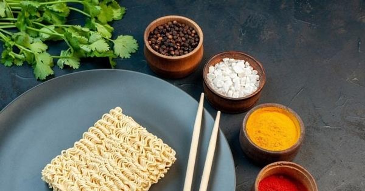 Điều gì xảy ra với cơ thể khi bạn ăn mì gói hằng ngày?