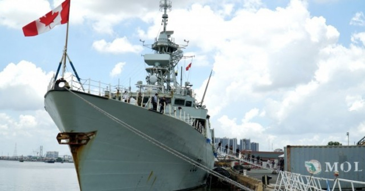 Tàu Hải quân Hoàng gia Canada Montréal cập cảng Nhà Rồng