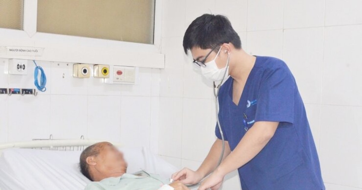 Nhập viện vì uống nhầm nước lau sàn đựng trong chai nước ngọt