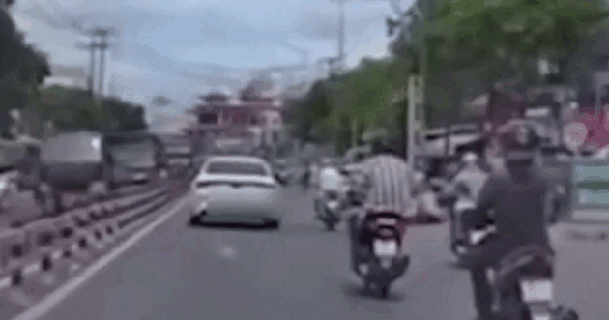 Mâu thuẫn khi tham gia giao thông, xe ô tô ép ngã xe máy, gây tai nạn liên hoàn