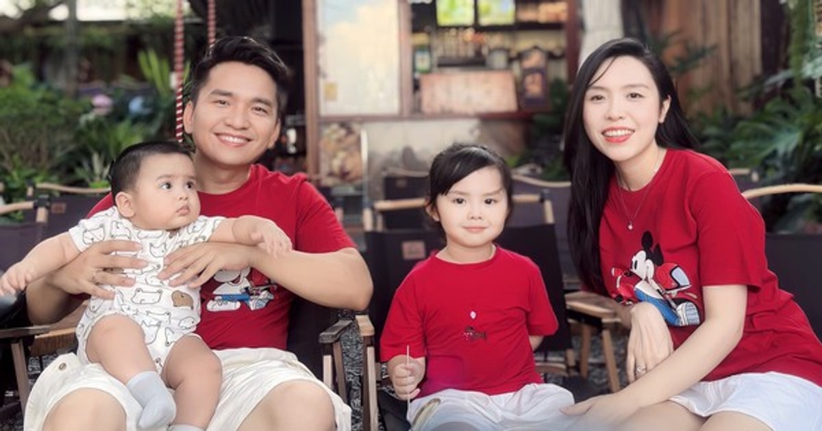 Nam MC có tên đặc biệt nhất VTV khoe bộ ảnh gia đình, biểu cảm 2 nhóc ...